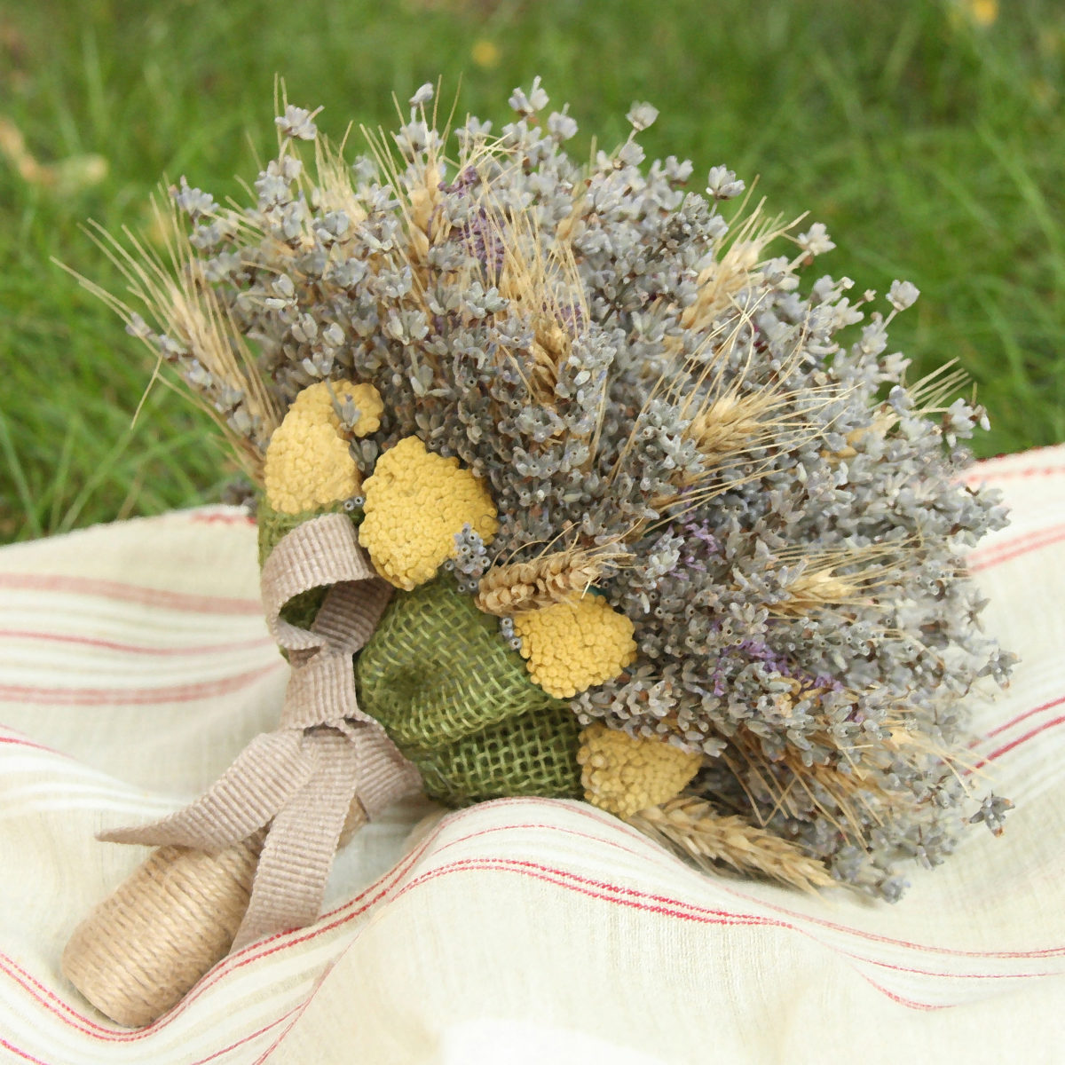 Flori nemuritoare – Buchete, lumanari si aranjamente florale